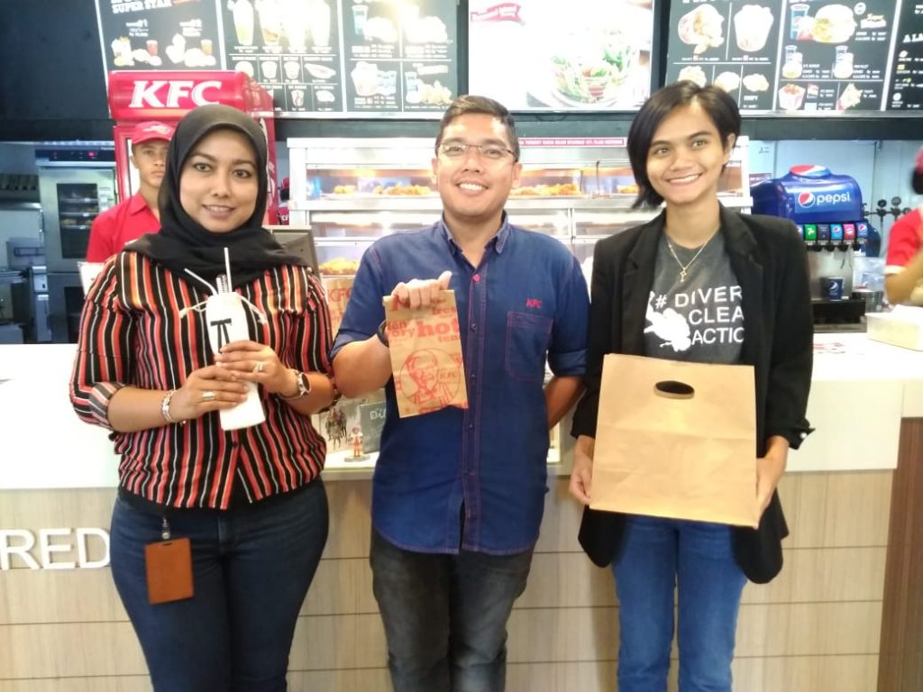 KFC Indonesia Stops Providing Plastic Bags in Bali - Bali Picture News